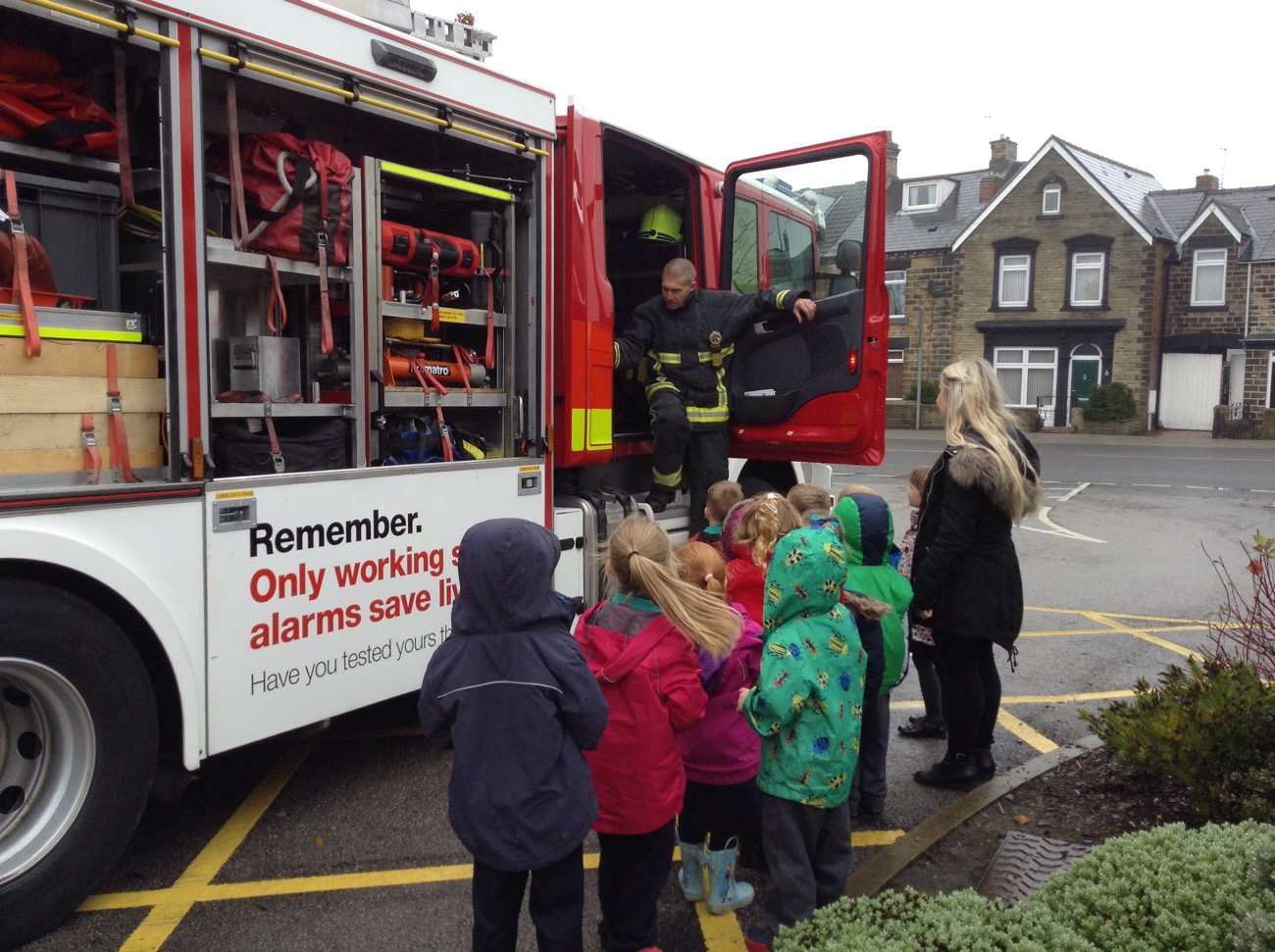 Class one fire engine visit – Hoyland Common Primary School